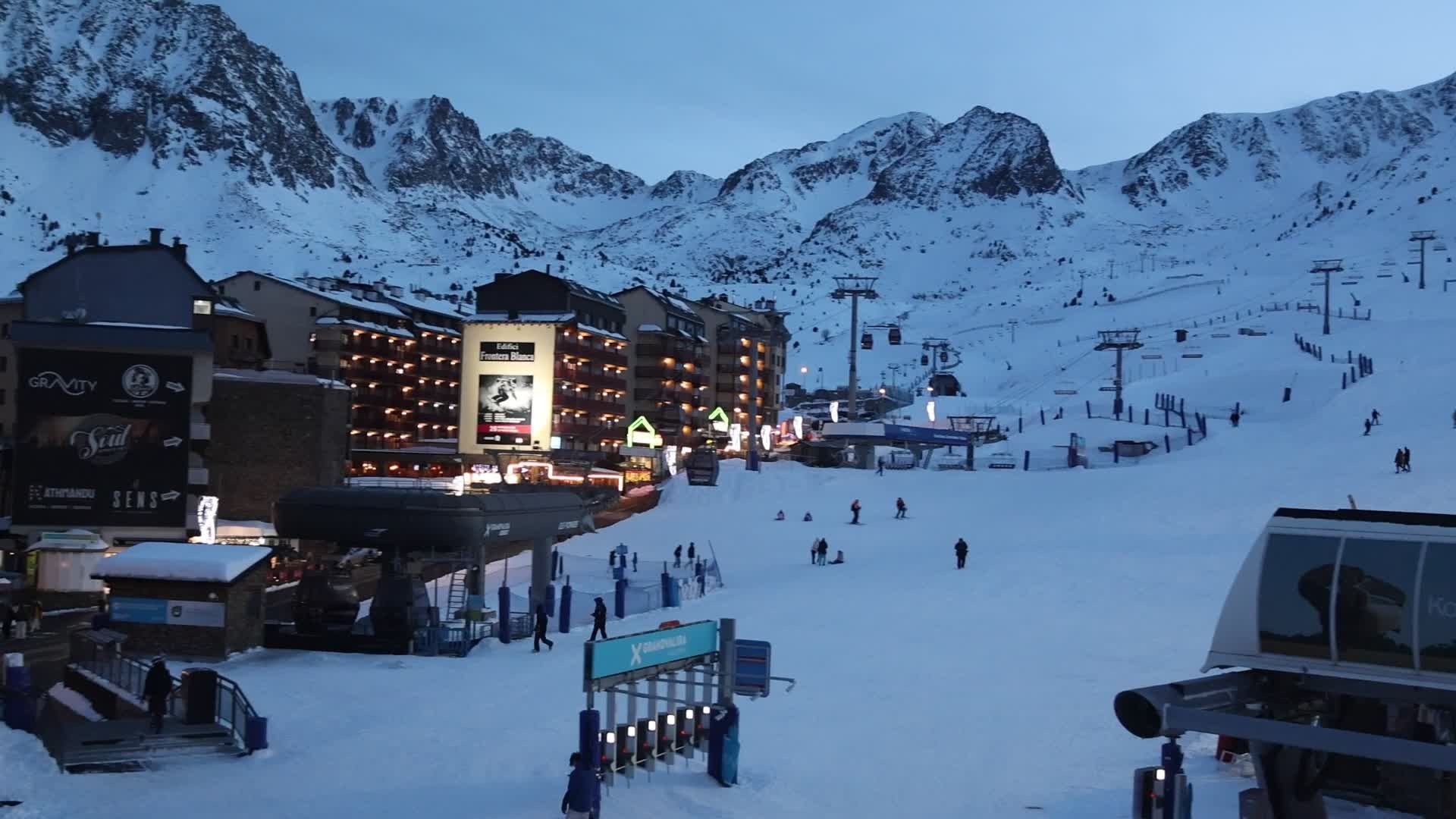 Webcams intorno di 42.56°N 1.84°E - meteoblue